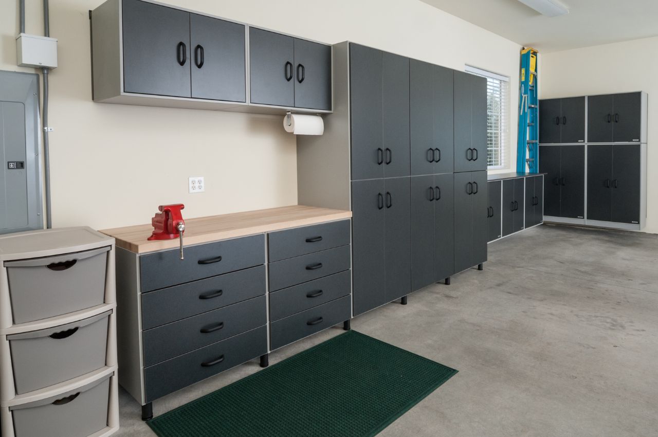 Custom Cabinets for Garages to Maximize Organization and Storage ...